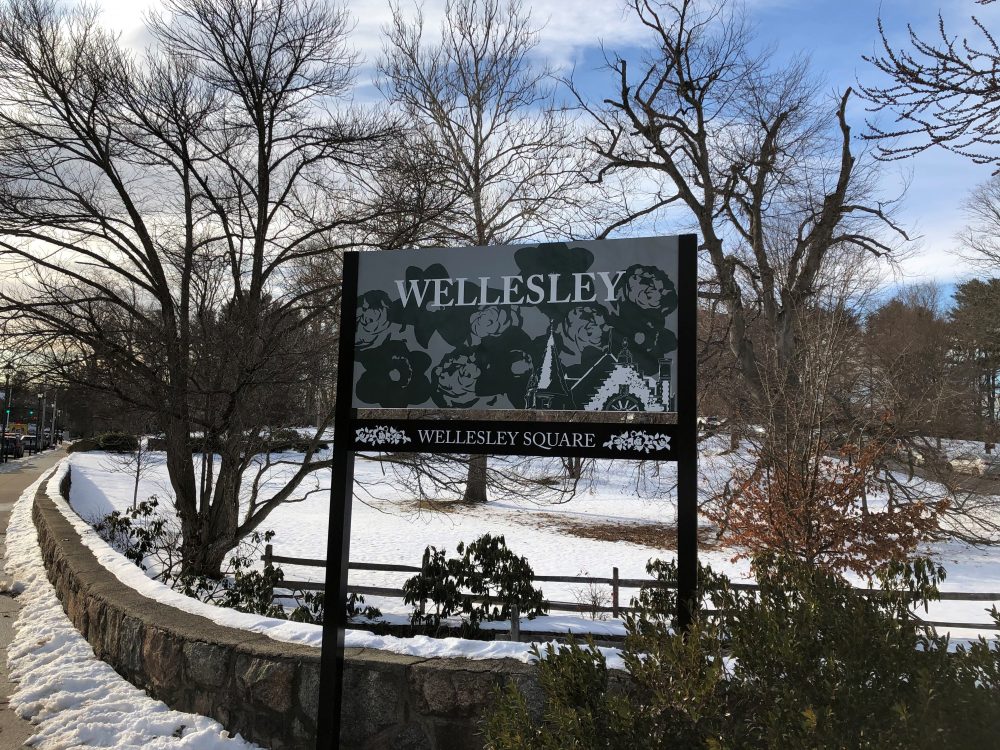 Wellesley wayfinding signs appear throughout town - The Swellesley Report