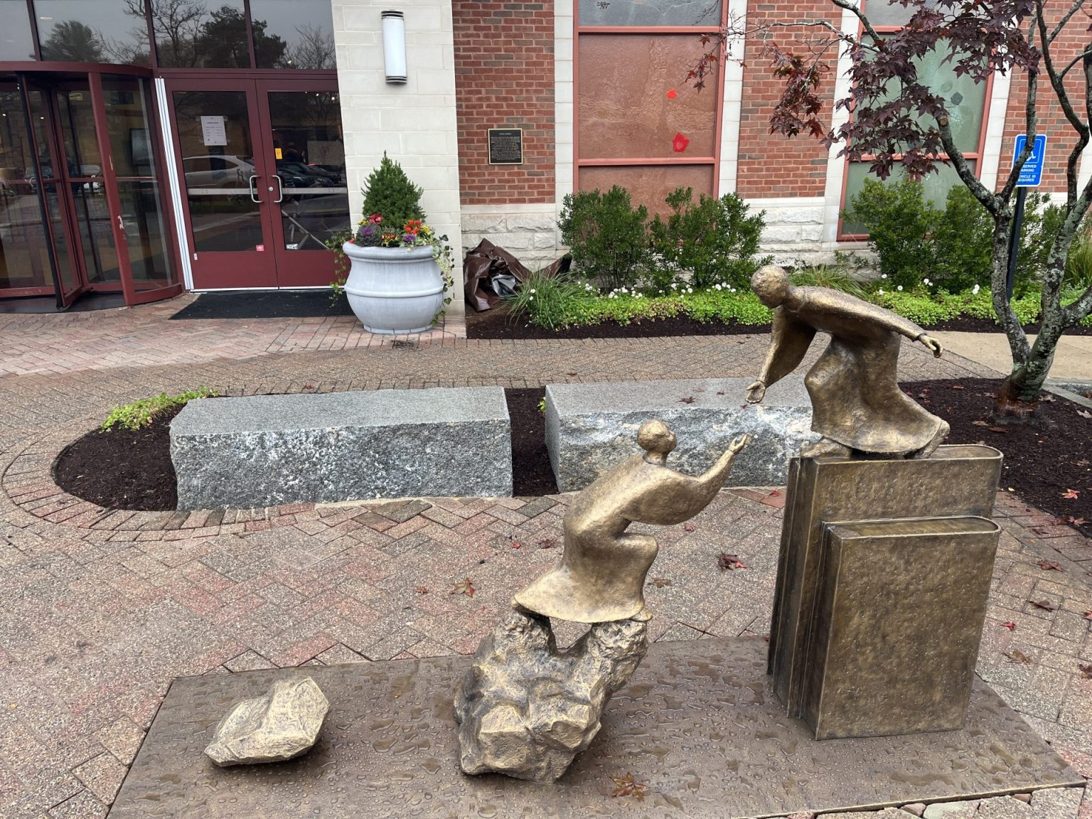 'Reach for Knowledge' sculpture debuts at Wellesley Free Library - The ...