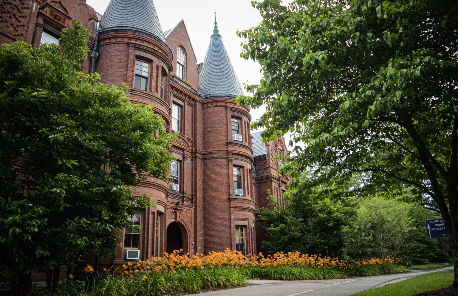 Showcasing Wellesley College's birds, trees, buildings, and more trees ...