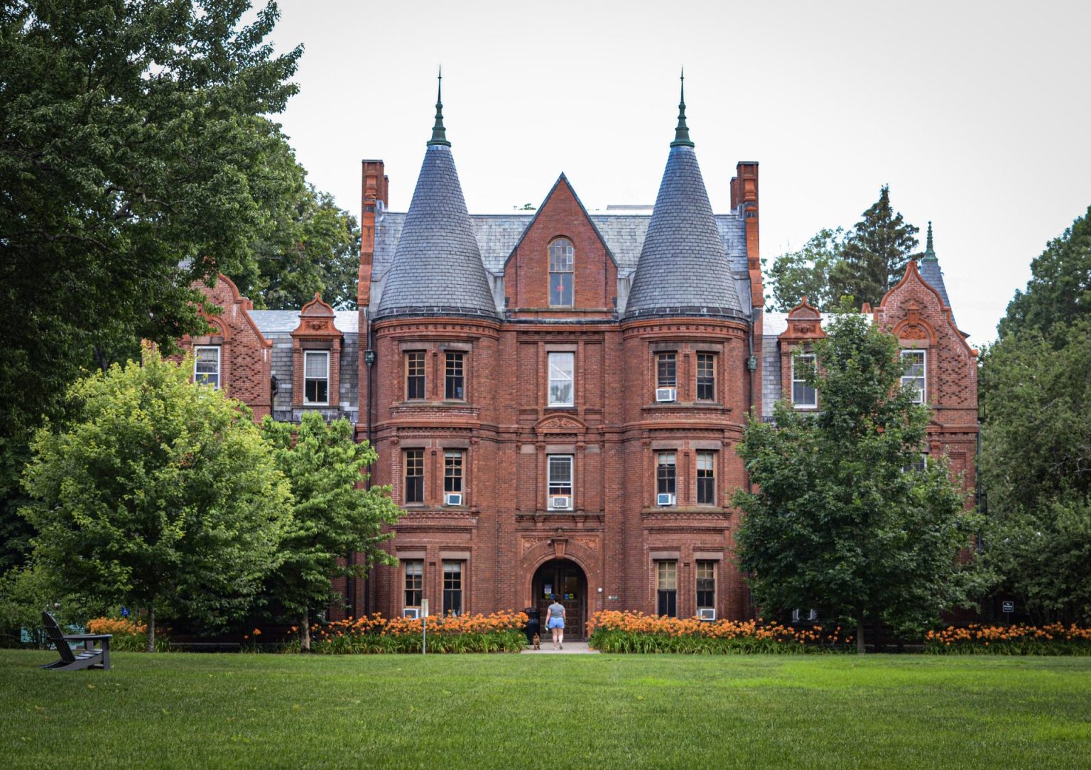 Showcasing Wellesley College's birds, trees, buildings, and more trees ...
